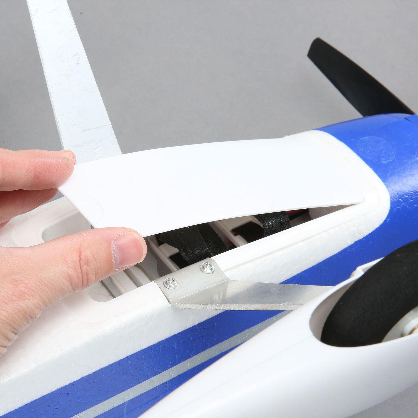 E-flite Valiant 1.3m BNF Basic with AS3X and SAFE Select | Tower Hobbies